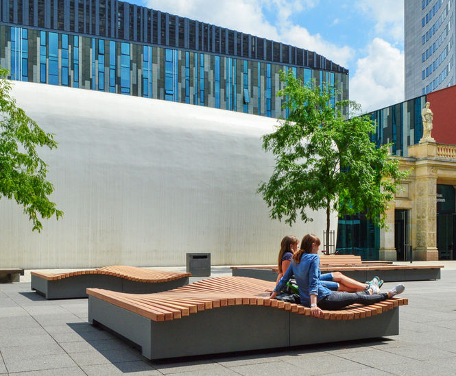 Mobile planters and seating for university courtyard | Streetlife