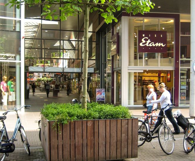 Highlife III Planters | Streetlife