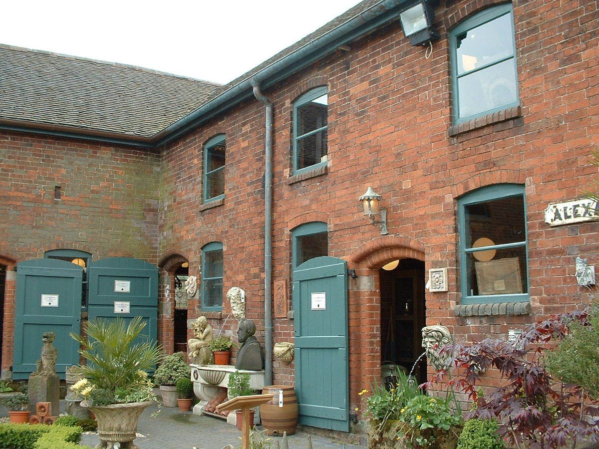 Half-round copper gutter and downpipe with a verdigris finish | Metal ...