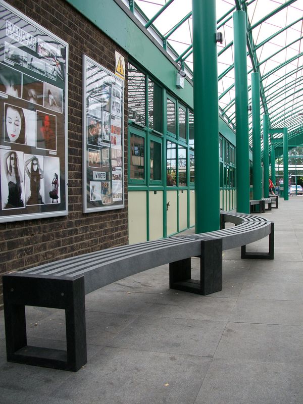 Canvas 30° - recycled plastic curved outdoor bench | Images