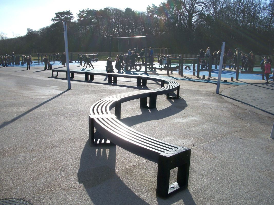 Canvas 30° - recycled plastic curved outdoor bench | Images