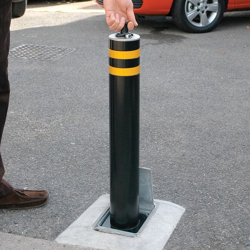 Manually-operated telescopic security posts | Images