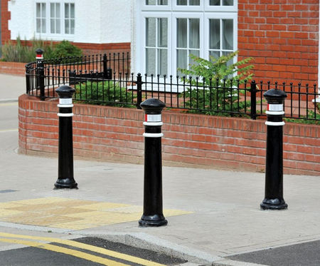 Manchester – traditional cast iron bollard | Broxap | ESI External Works