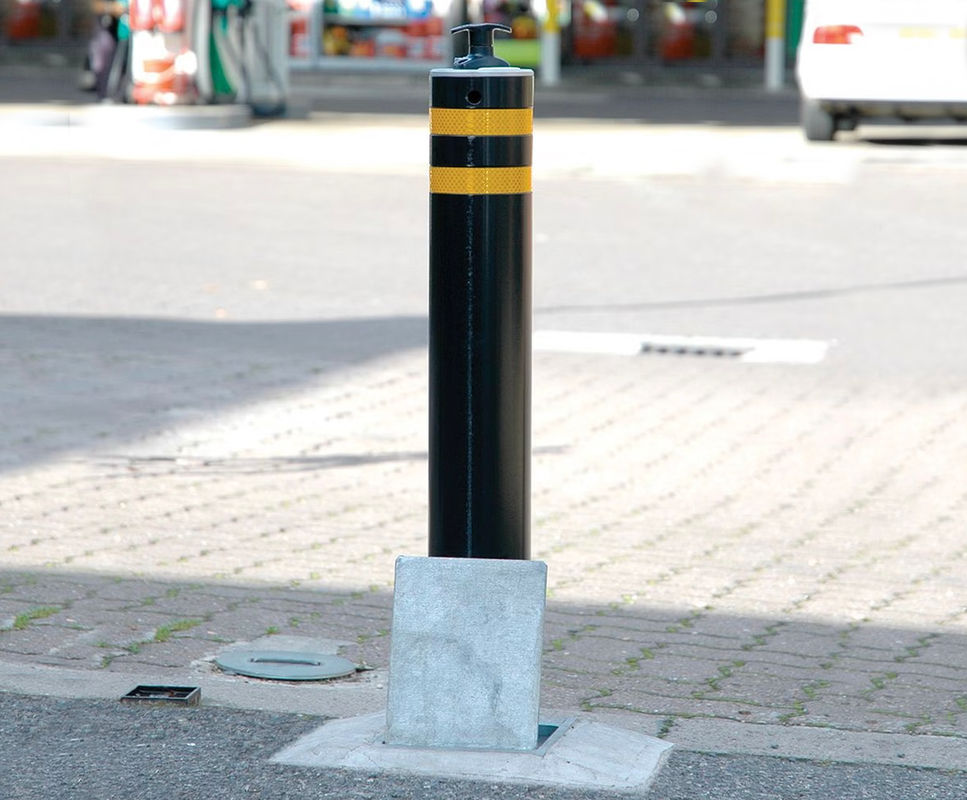 Manually-operated telescopic security posts | Images