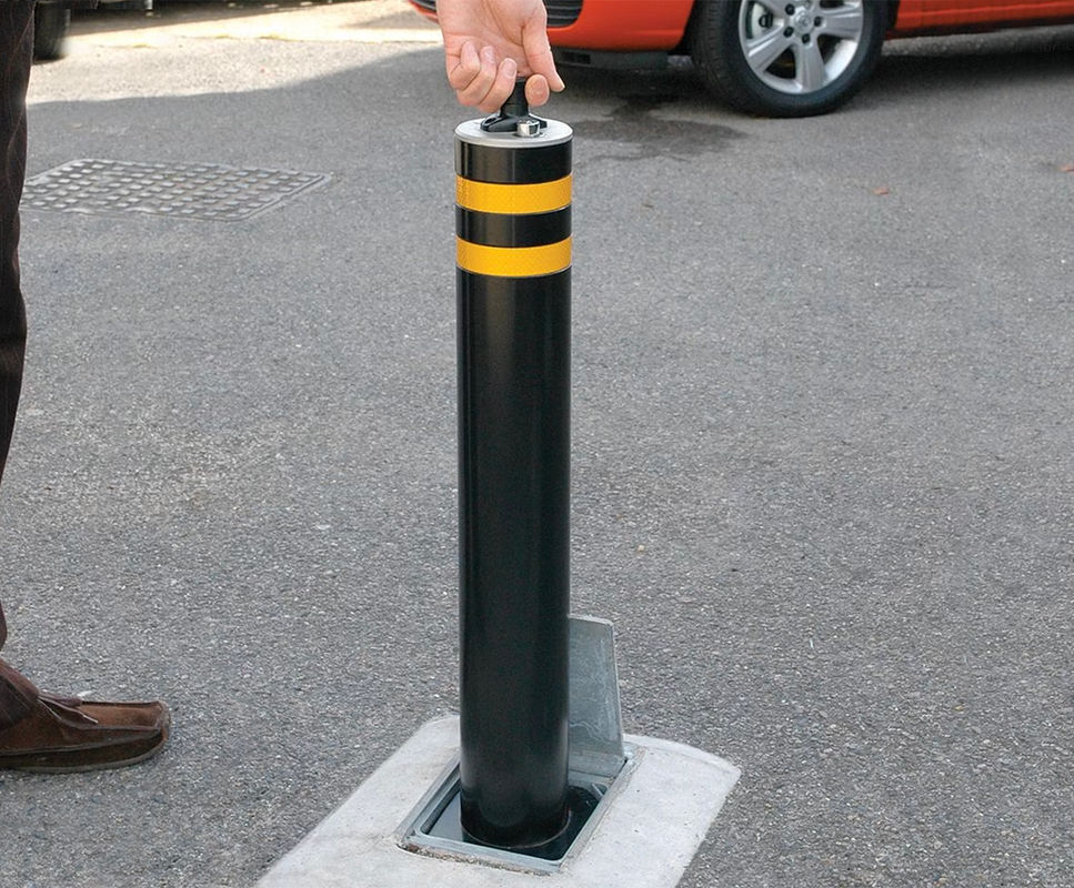 Manually-operated telescopic security posts | Images
