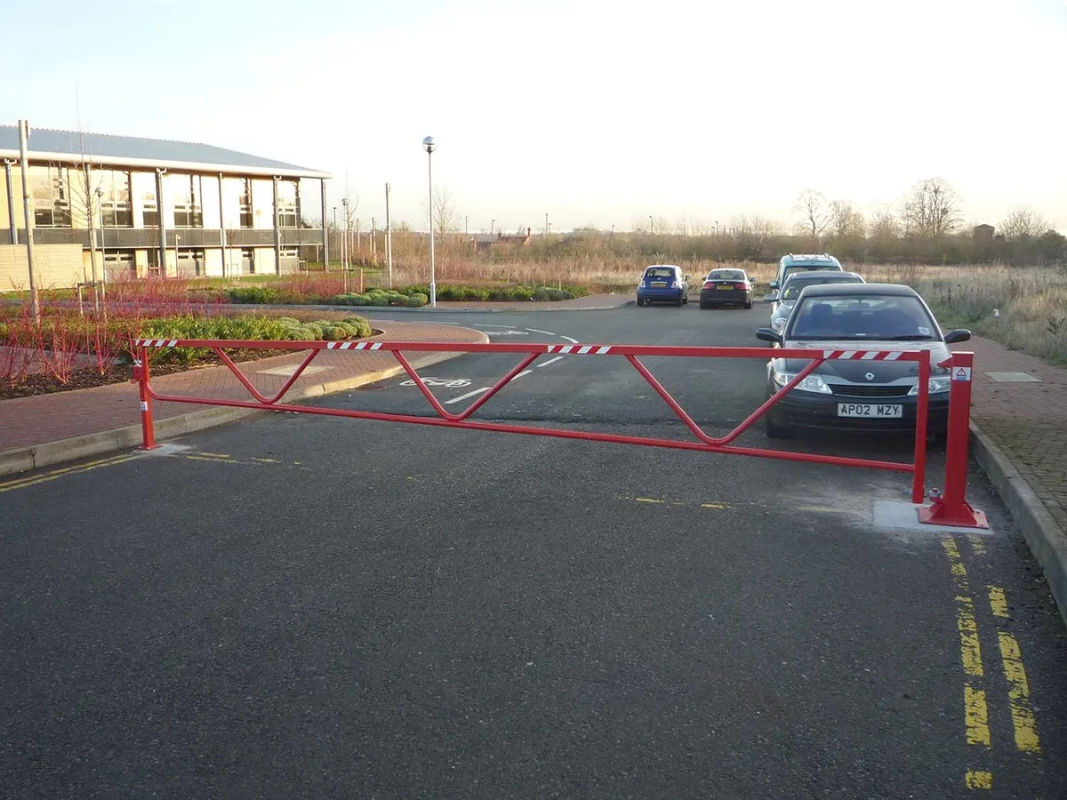 Manually-operated swing gate for industrial applications | Images