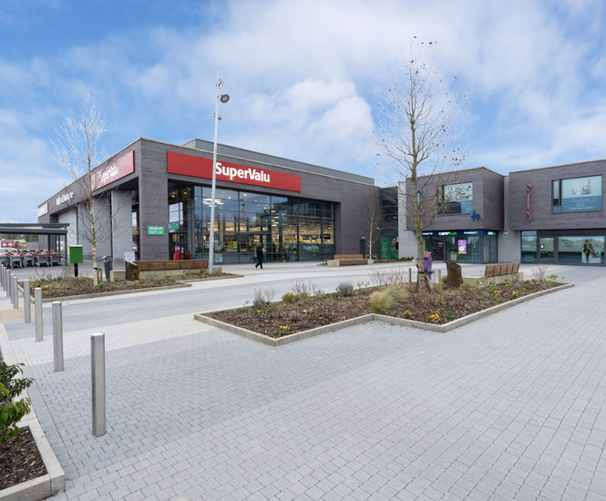 Modern paving transforms community-based retail hub (SuperValu) | Tobermore