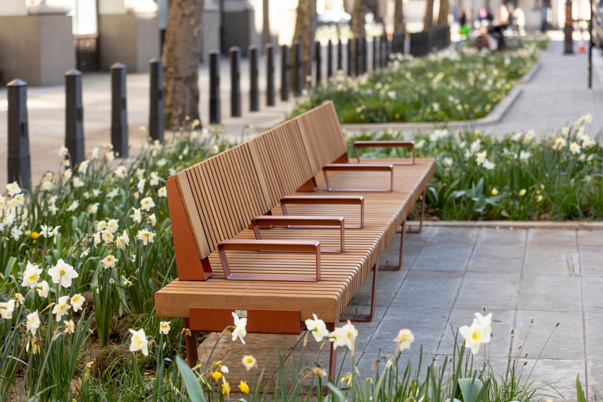 RailRoad Delta straight and curved modular seating range | Images