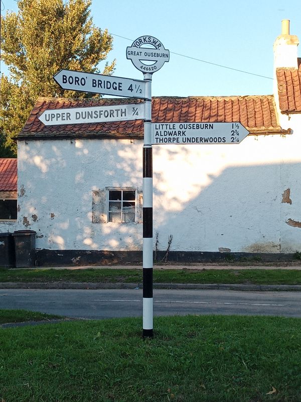 Fingerpost signs for roads and highways | Images