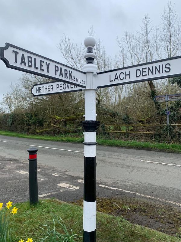 Fingerpost signs for roads and highways | Images