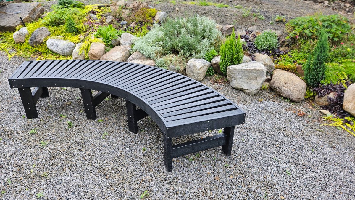 Wave recycled plastic curved bench | Images