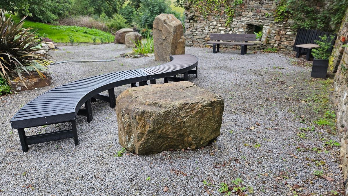 Wave recycled plastic curved bench | Images