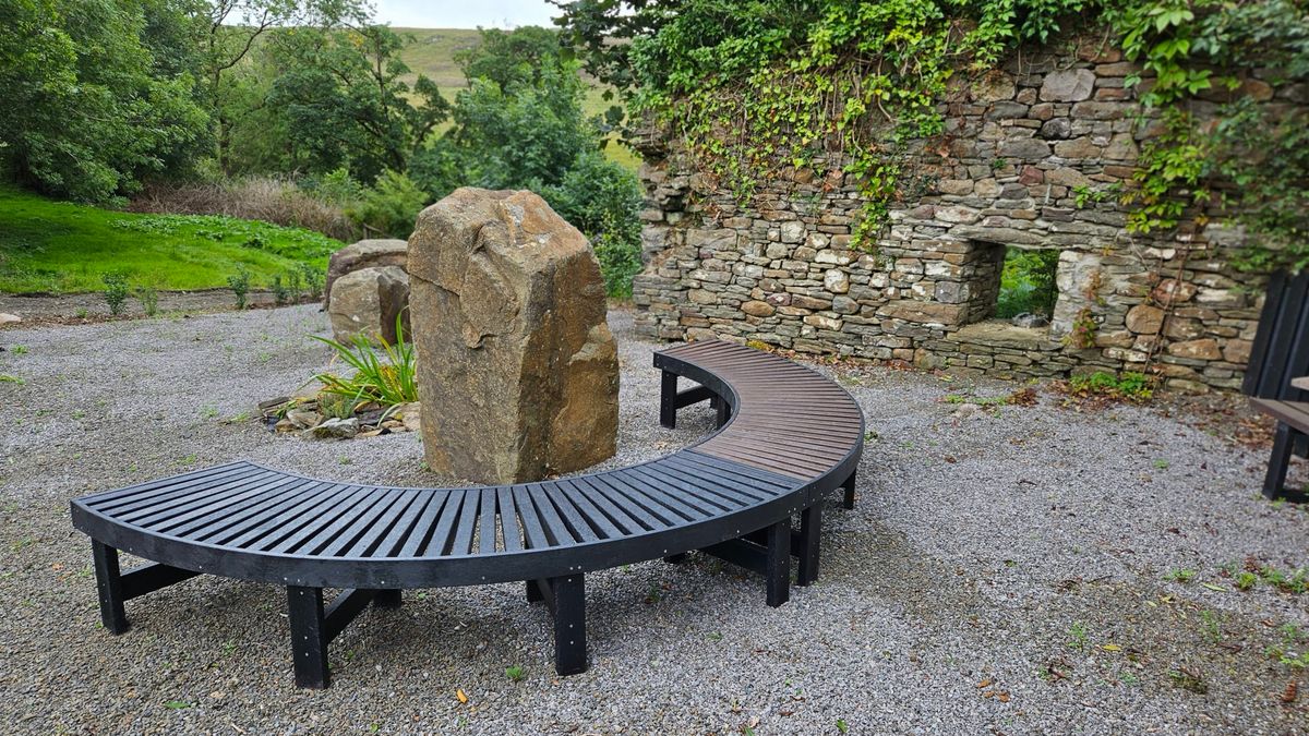 Wave recycled plastic curved bench | Images