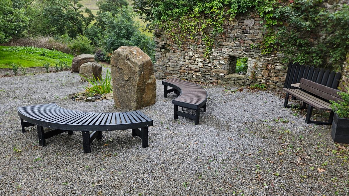 Wave recycled plastic curved bench | Images