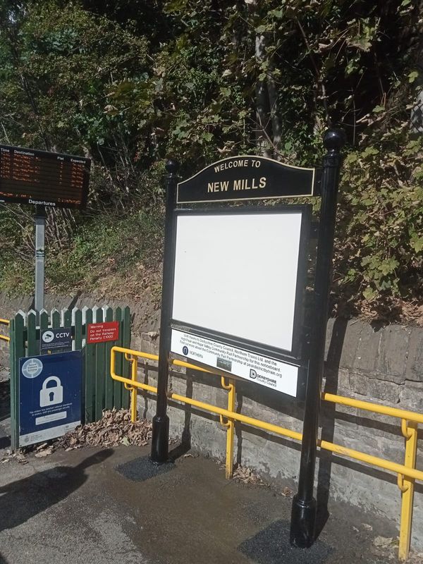 Customisable external poster cases | Images