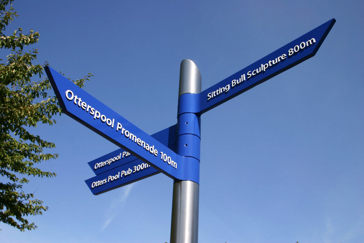 Traditional fingerpost wayfinding signs | Images