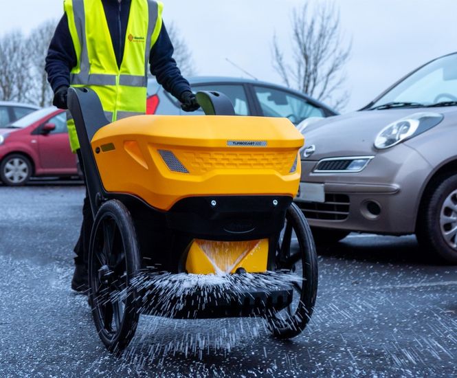 Turbocast 400™ grit and salt spreader - 50L capacity | Glasdon UK