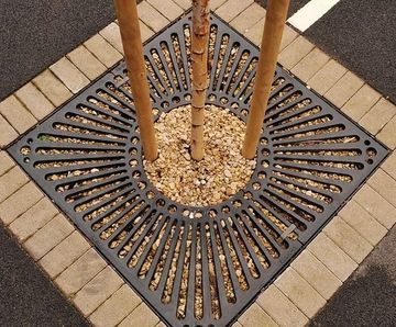 Square tree grilles | EXTERNAL WORKS
