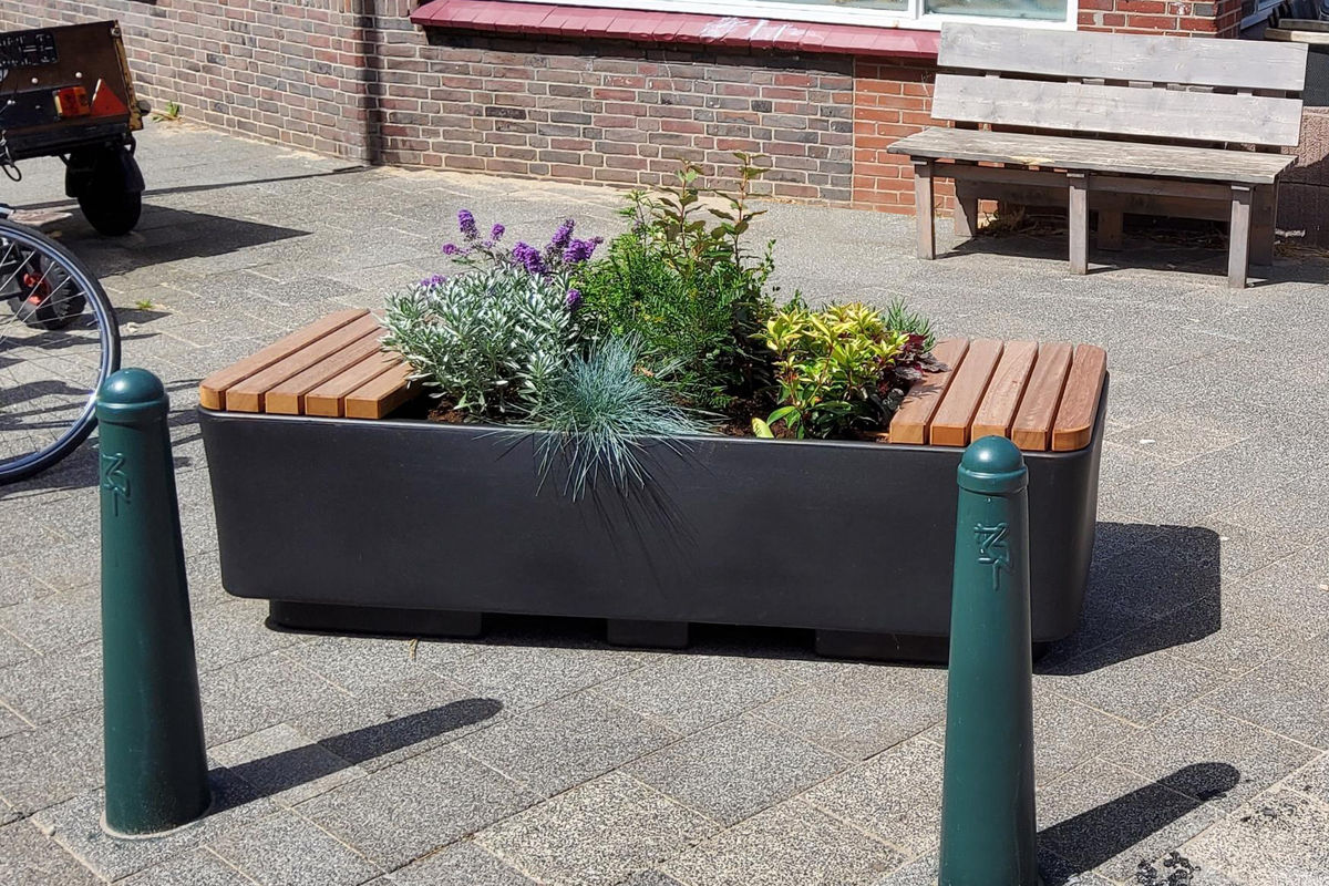 Dover 74028 - recycled plastic planter with integrated seating | Images