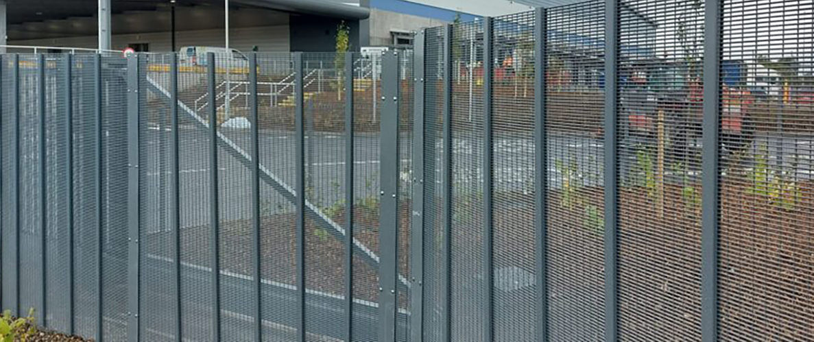 Securus S2 - 358 rigid mesh security fencing, LPS 1175 B3 | Images
