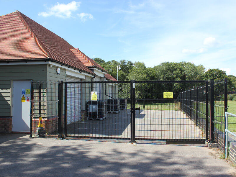 Vandal-proof fencing and gates for recreation grounds | Images