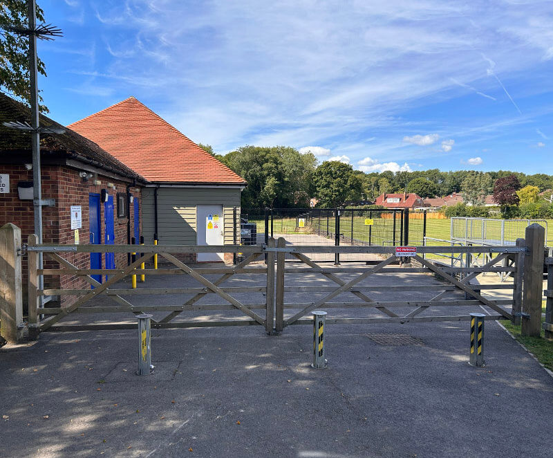 Vandal-proof fencing and gates for recreation grounds | Images