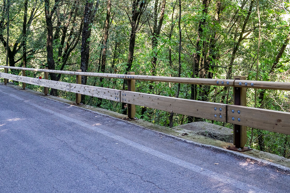 N2 BL01 timber-clad steel crash-rated barriers | Images