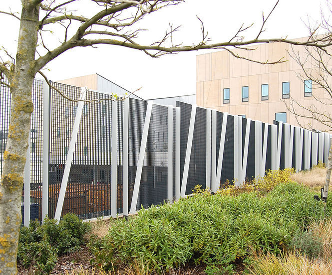 Verona steel grating fences | Lang+Fulton