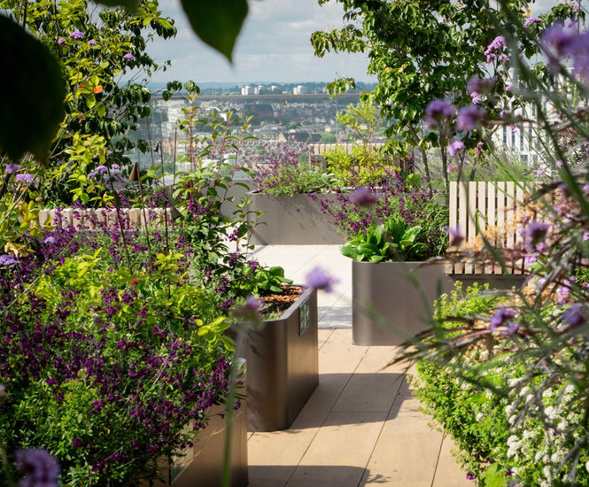 Steel planters and durable porcelain terrace surfaces - Nine Elms | Raaft®