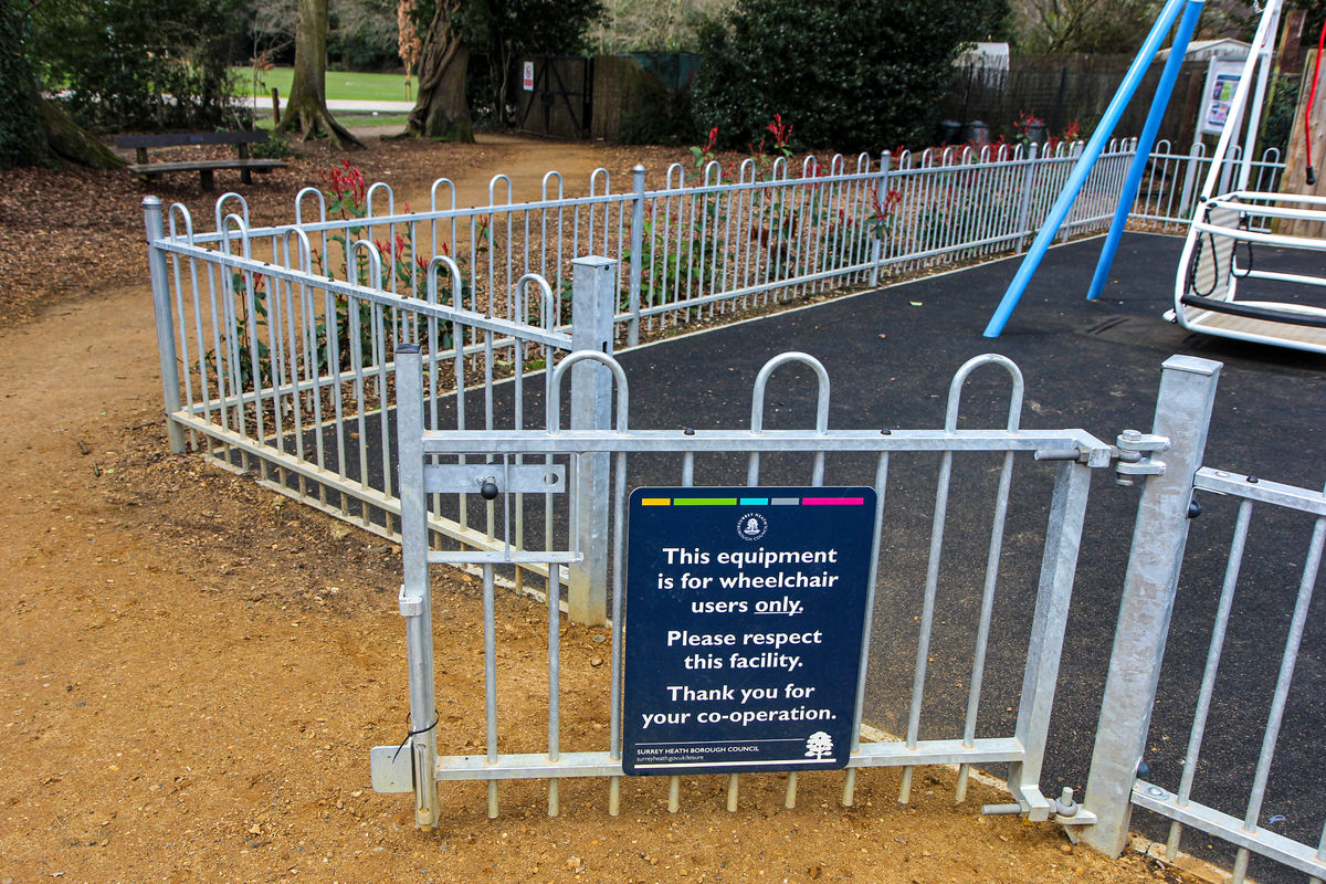 Anti Trap Bow Top manual play area gate | Images