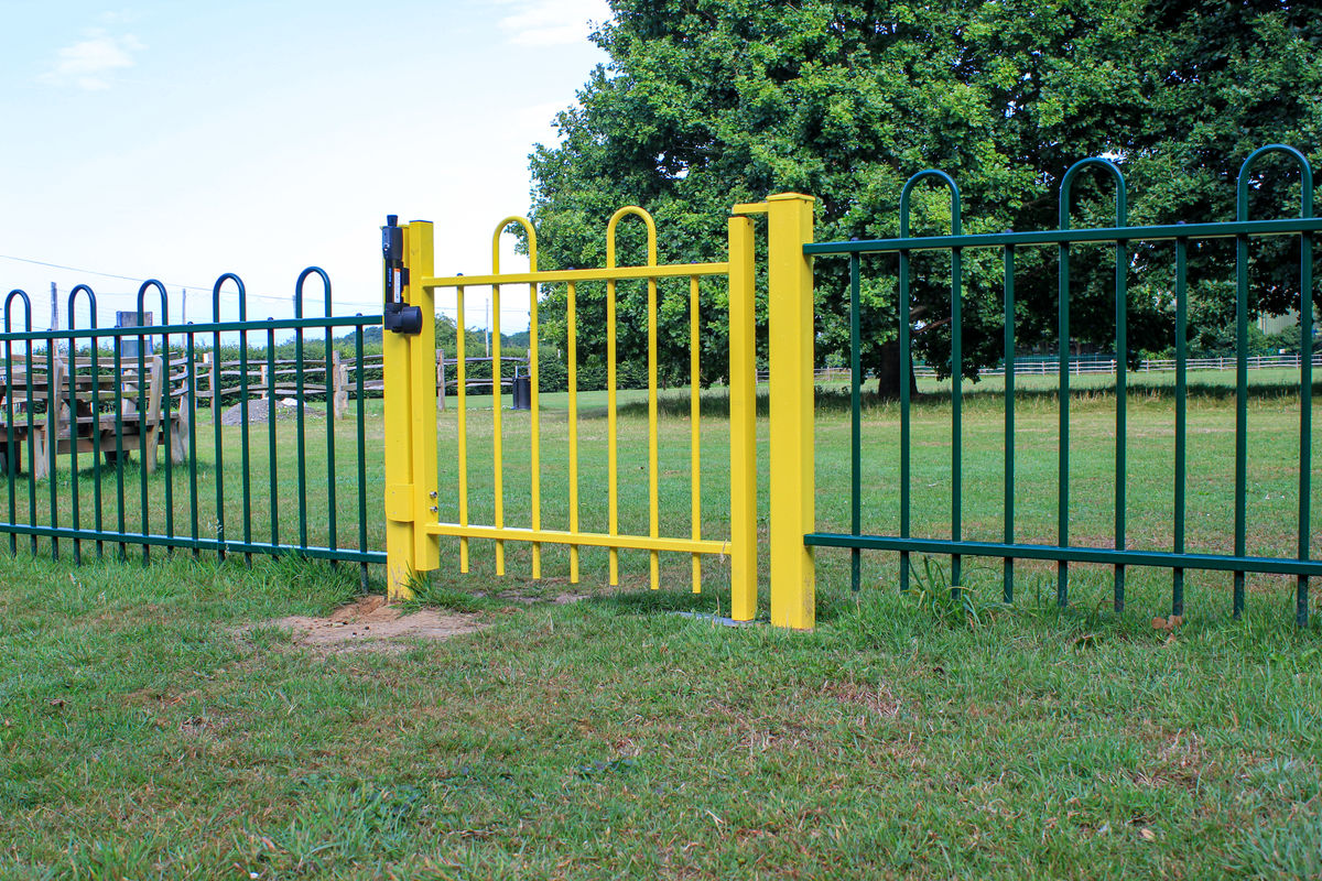 Anti Trap Bow Top manual play area gate | Images