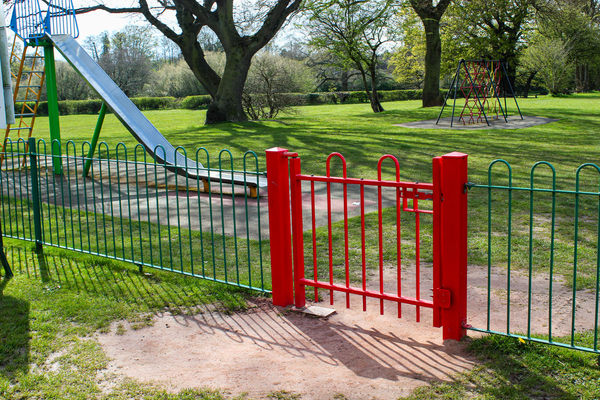 Anti Trap Bow Top manual play area gate | Images