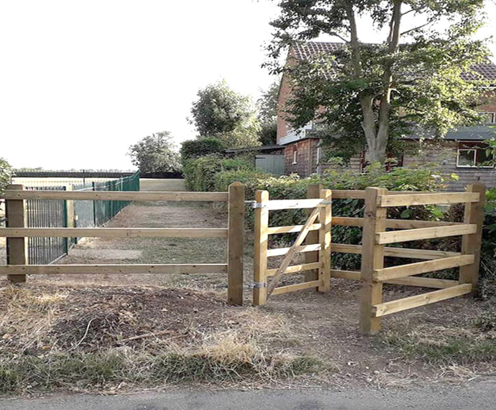 Jacksons timber kissing gate | Images