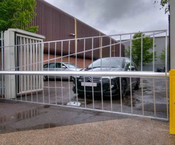 Automatic rising arm barriers | EXTERNAL WORKS