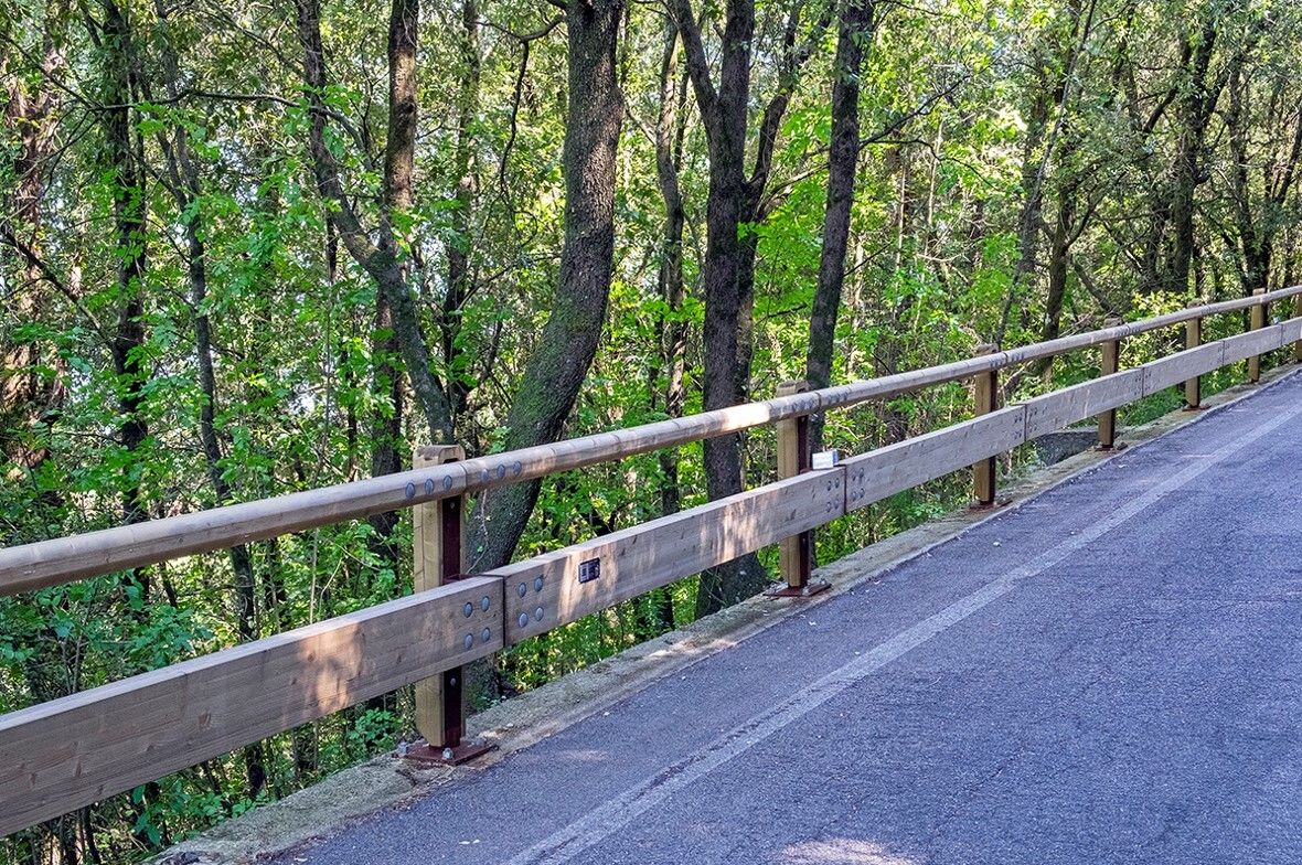 N2 BL01 timber-clad steel crash-rated barriers | Images