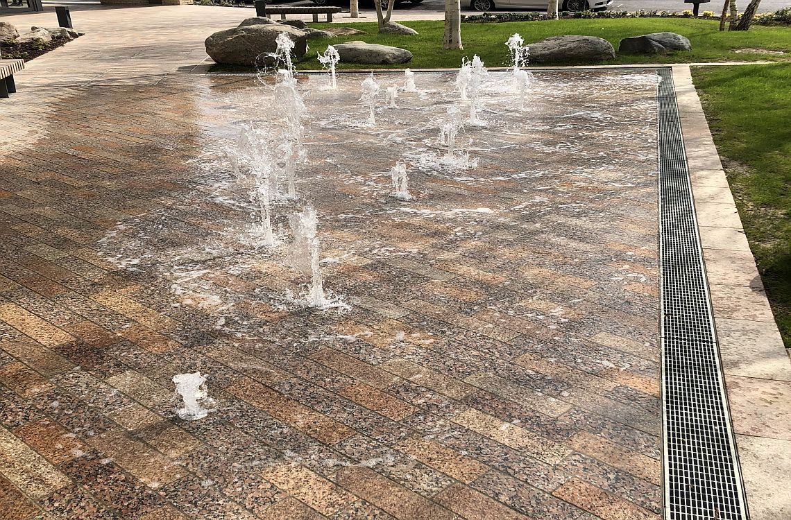 Plaza water feature for residential tower, Canary Wharf | Images