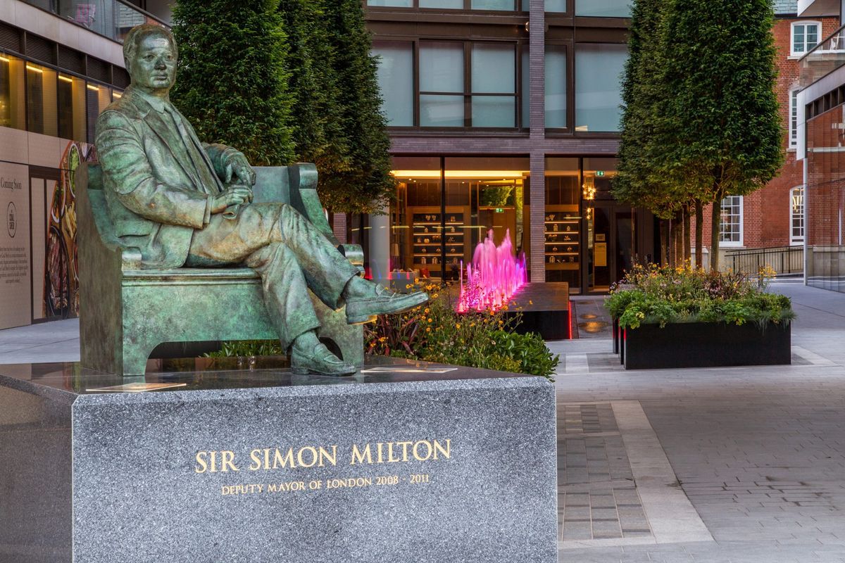 Illuminated table-top clock fountain - One Tower Bridge | Images