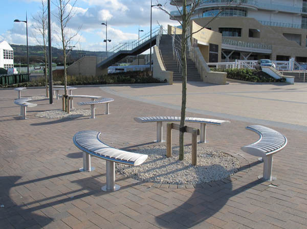 Zenith timber and steel curved outdoor bench | Images