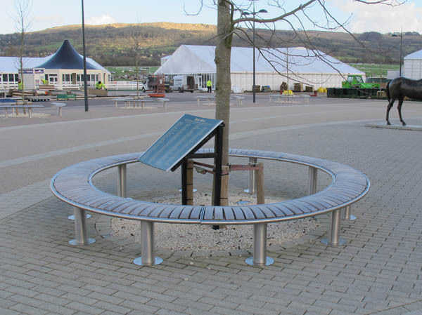Zenith timber and steel curved outdoor bench | Images