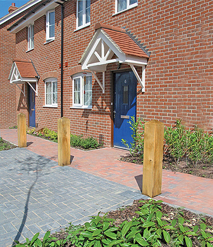 Garrick 200/1500 square timber bollard | Images