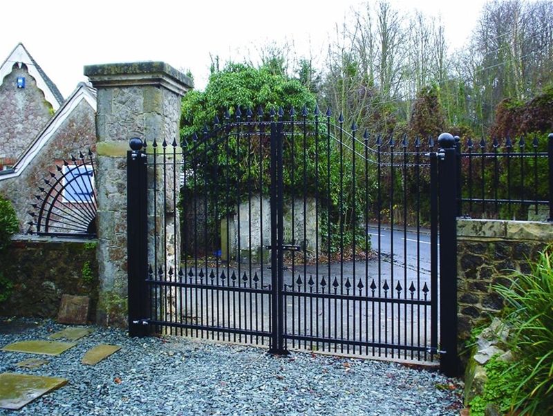 Ornamental arched-top steel gates | Images
