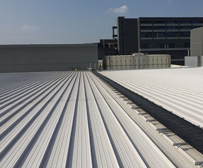 Fall protection systems for access on standing seam roof | Kee Safety