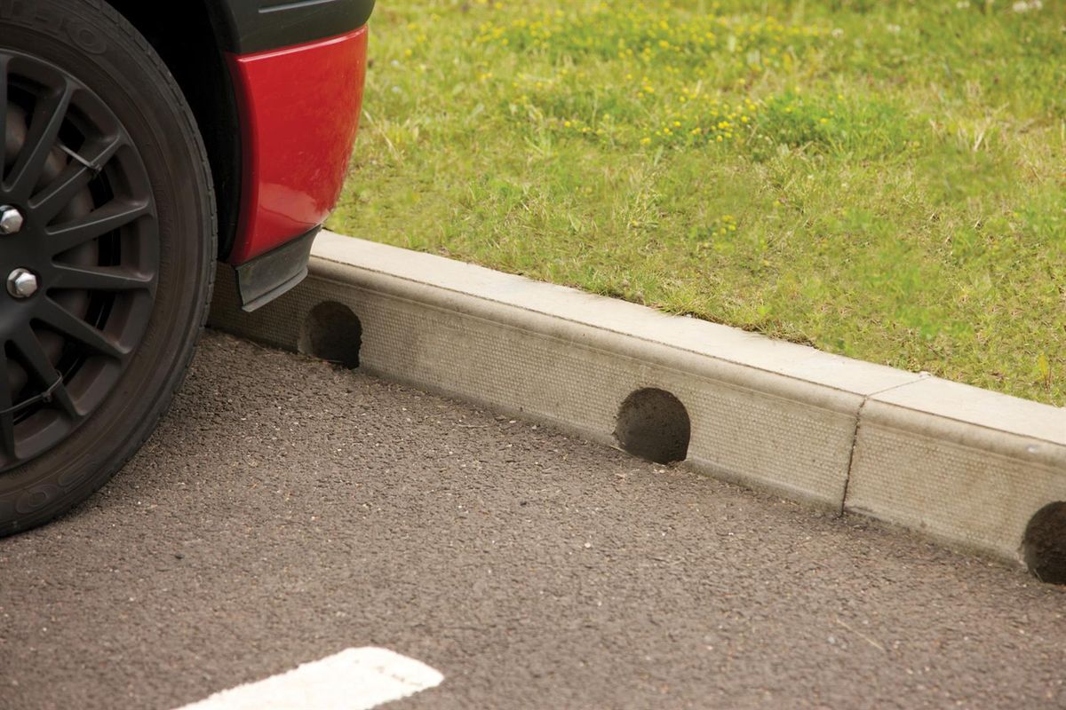 Mini Beany combined kerb and drainage | Images