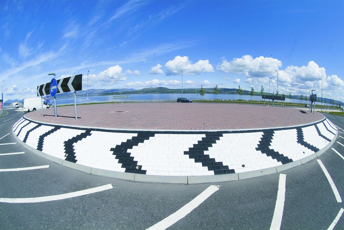 Concrete marker blocks for roads and pavements | Images
