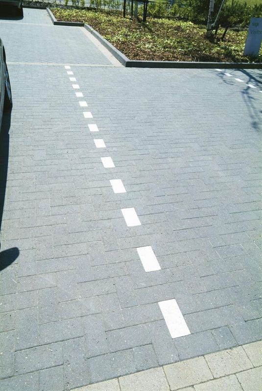 Concrete marker blocks for roads and pavements | Images