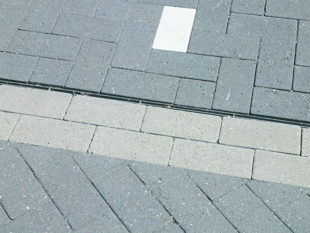 Concrete marker blocks for roads and pavements | Images