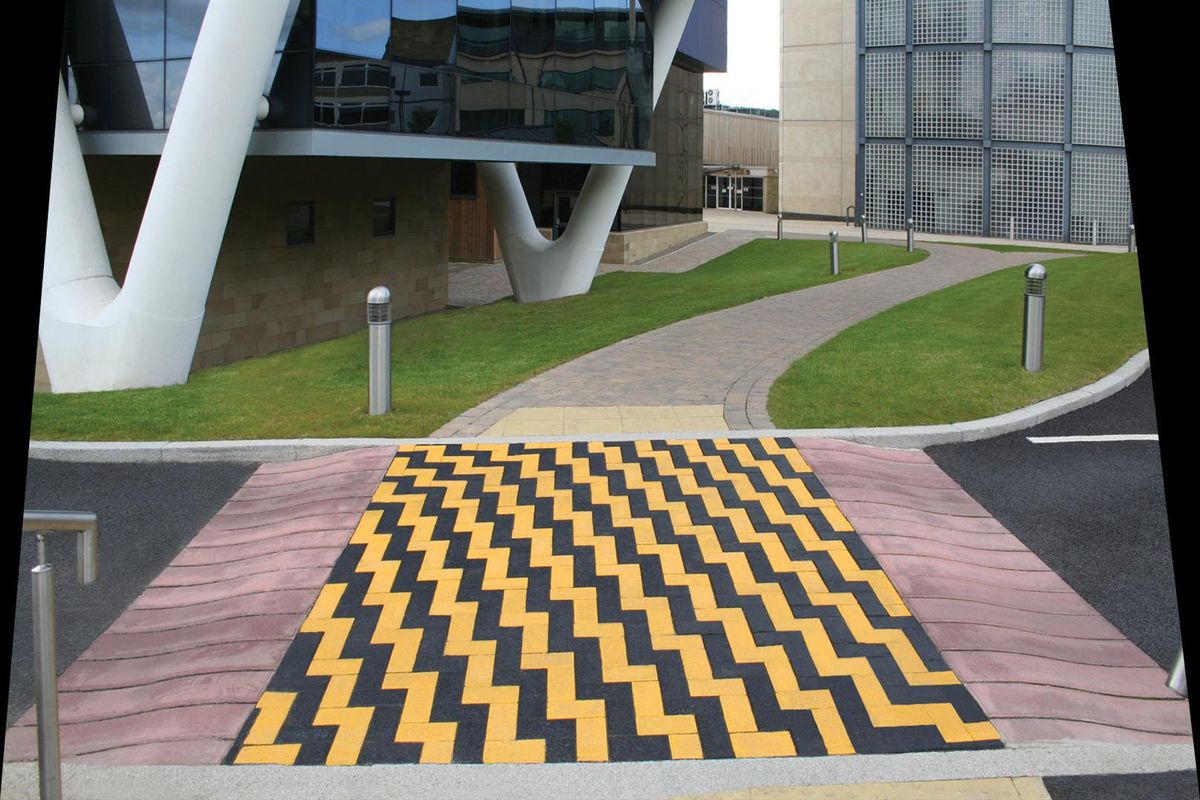 Concrete marker blocks for roads and pavements | Images