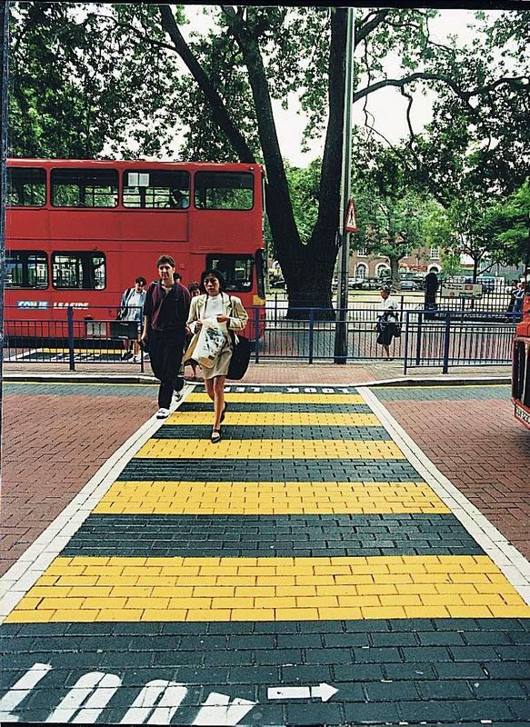 Concrete marker blocks for roads and pavements | Images