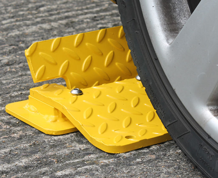 Surface-mounted one-way traffic flow plate | Images