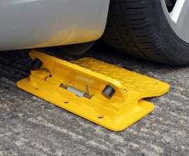 Surface-mounted one-way traffic flow plate | AUTOPA | ESI External Works